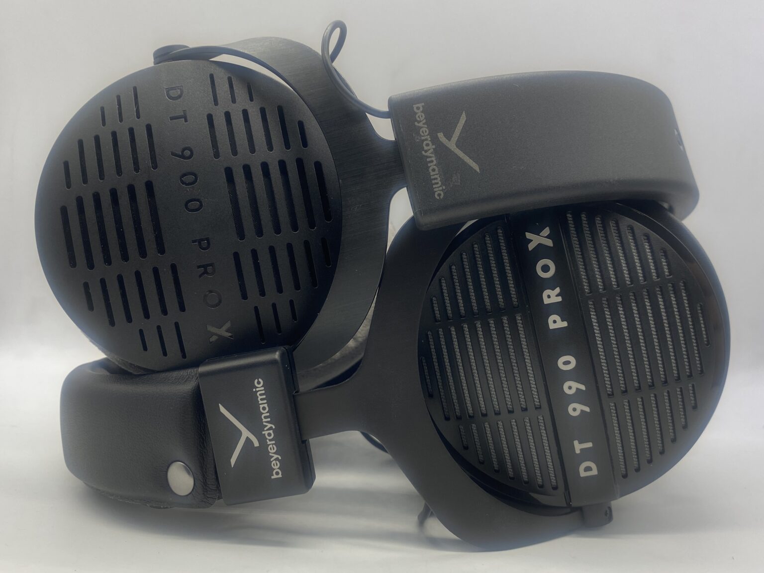 Beyerdynamic DT 900 Pro X or DT 990 Pro X? Breaking Down the Best for ...