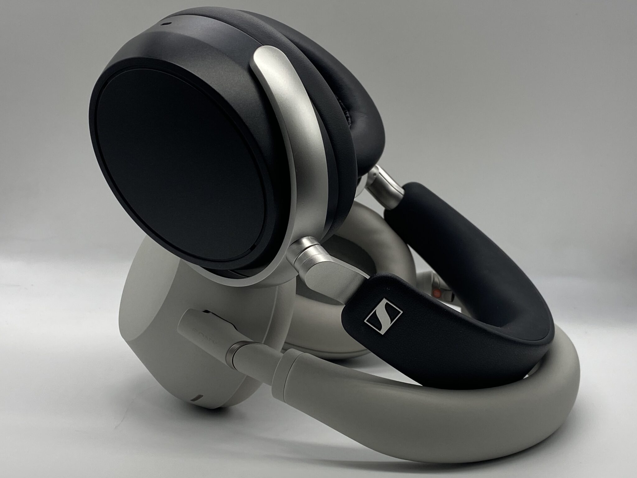 Sennheiser HDB 630 vs Sony WH-1000XM6 — Premium Wireless Flagships ...
